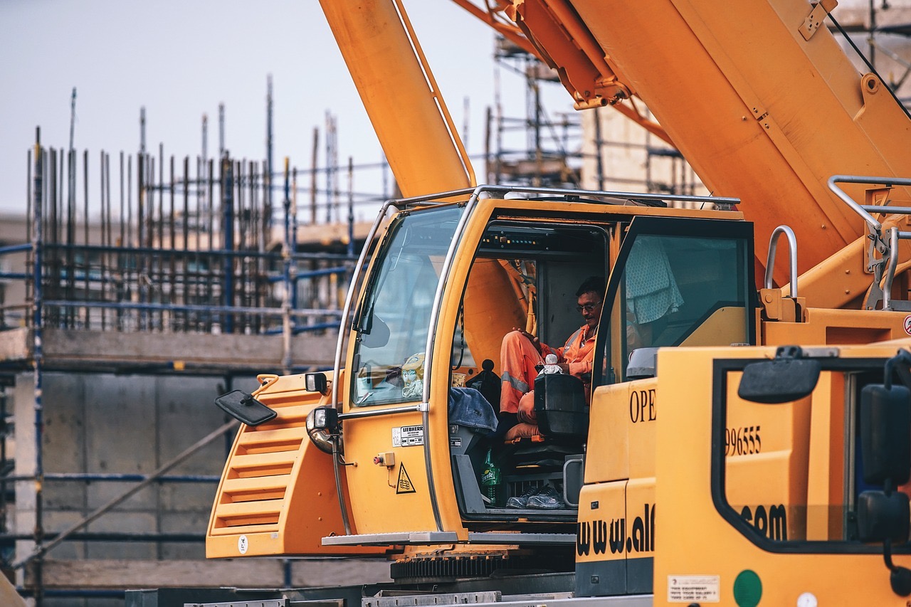 Grue mobile - utile pour les travaux de levage et manutention.